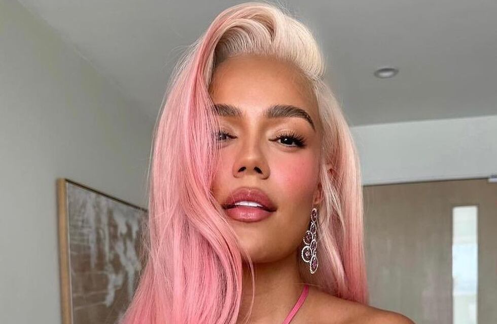 A puro rosa, Karol G brilló en la portada de la icónica revista Rolling ...